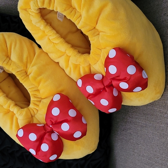 Disney | Shoes | Minnie Mouse Oversize Slippers | Poshmark